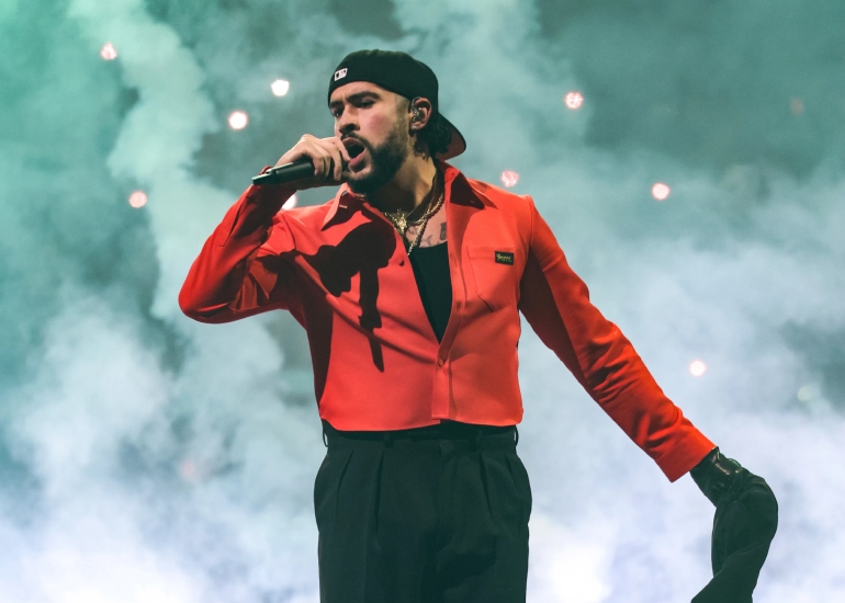 Bad Bunny anuncia “DeBÍ TiRAR MáS FOToS World Tour” | Street Art Latam